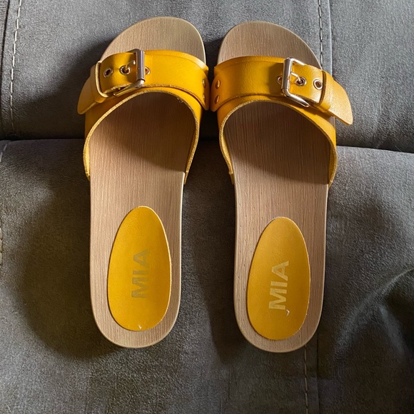 MIA | Shoes | Euc Mustard Yellow Sandals | Poshmark